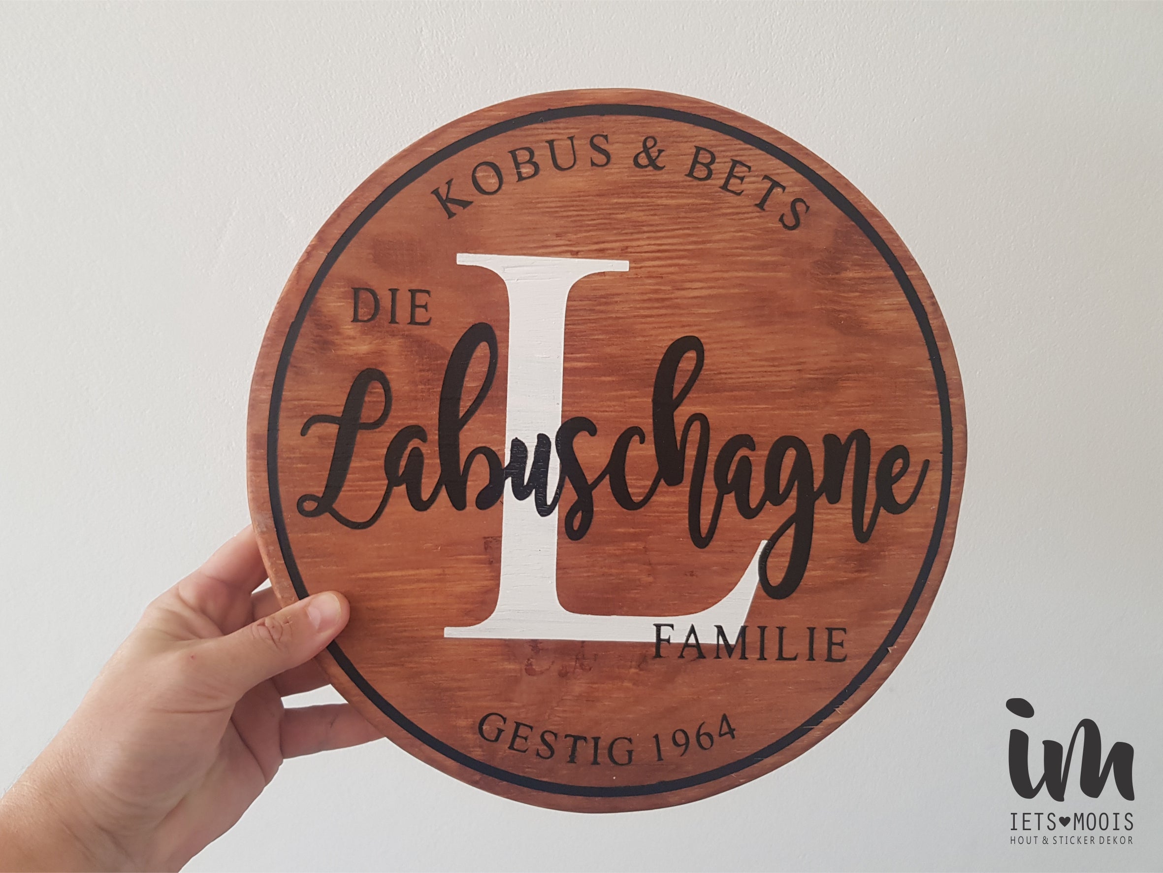 PAINTED FAMILY PLAQUE - 1 – Iets Moois - Hout & Sticker Dekor